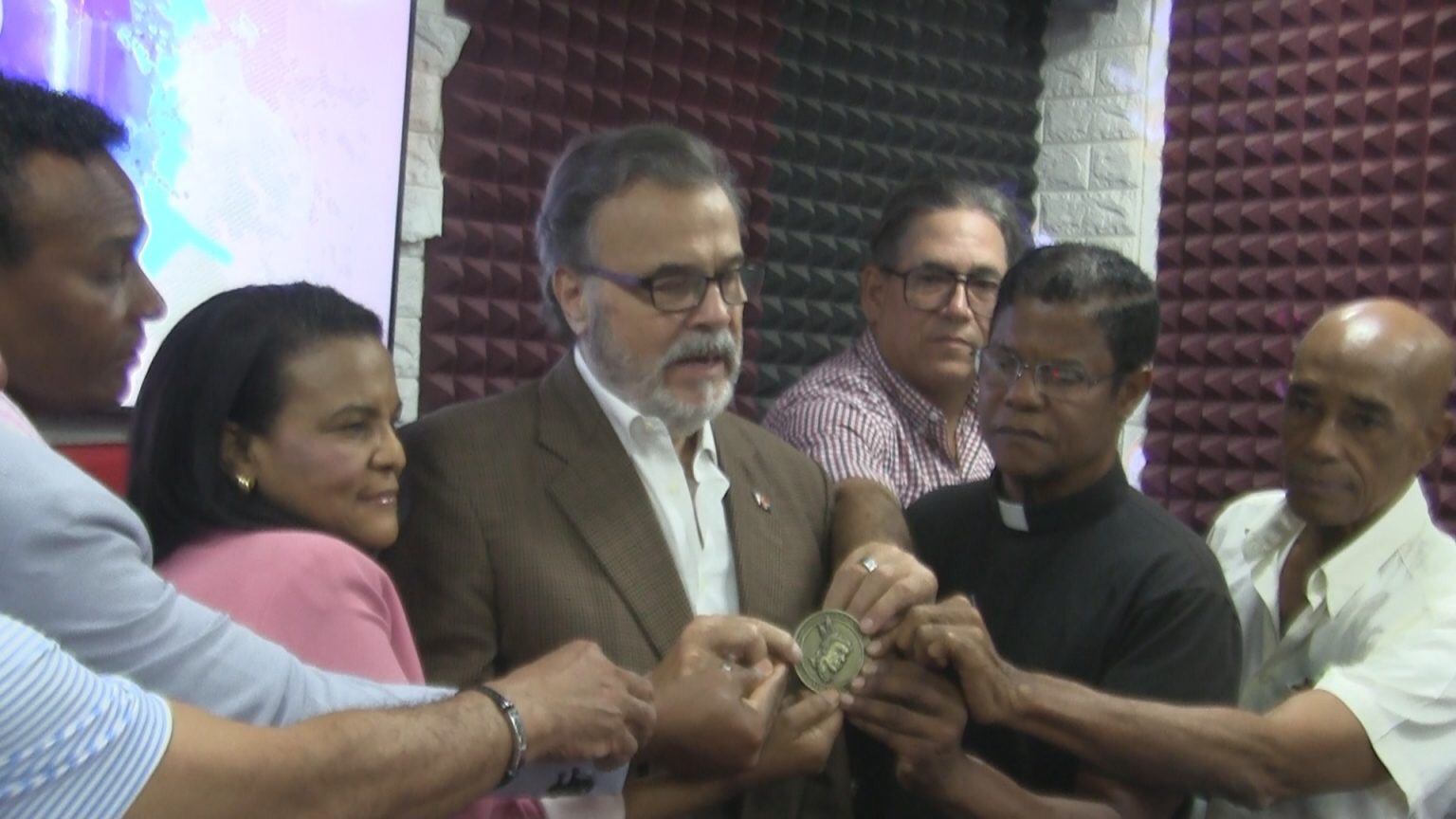 Reconocen al narrador deportivo Ricky Noboa con la medalla del Cacique ...